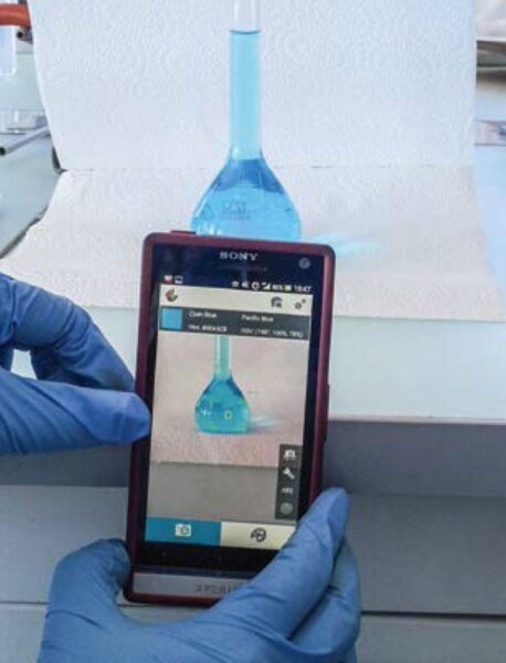 Smartphones in the lab: how deep is your blue? – scienceinschool.org