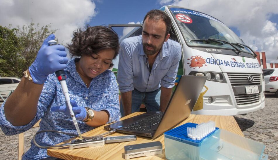 Decoding DNA with a pocket-sized sequencer – scienceinschool.org