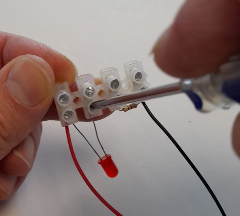 Elegant electrolysis – the microscale way – scienceinschool.org