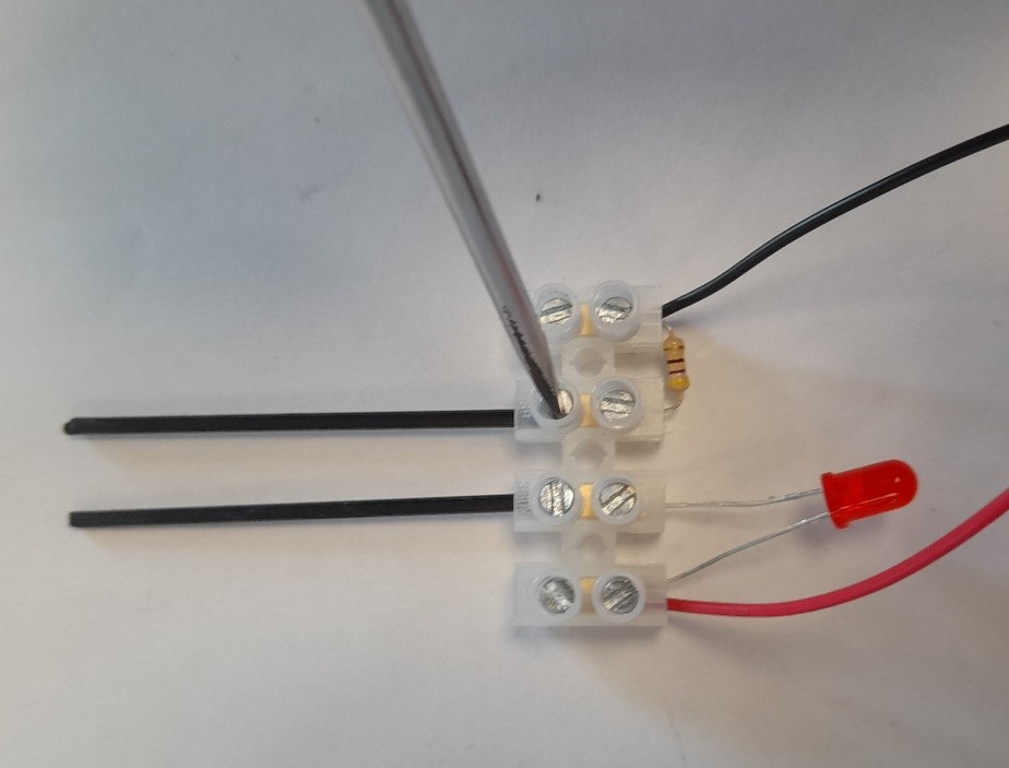 Elegant electrolysis – the microscale way – scienceinschool.org